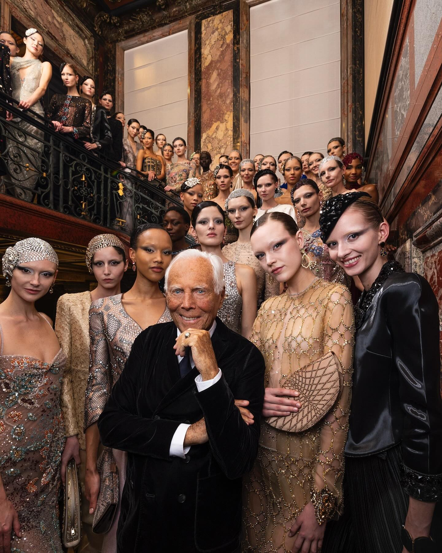 MARCA GIORGIO ARMANI CELEBRA 50 ANOS COM COLEÇÃO DE MODA SOFISTICADA E ...